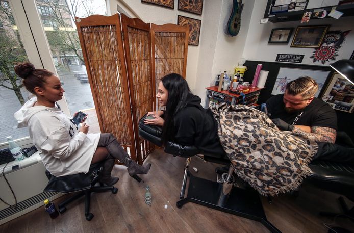 EXCLUSIEF: 'Temptation'-Zwanetta laat pauwveer tatoeëren op achterkant ...