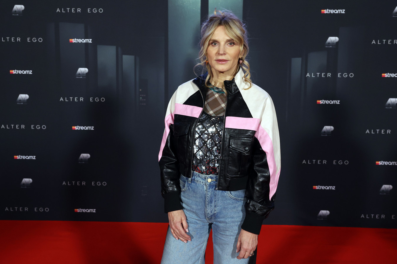 Danira Boukhriss voor het eerst met zwanger buikje op rode loper naast ...