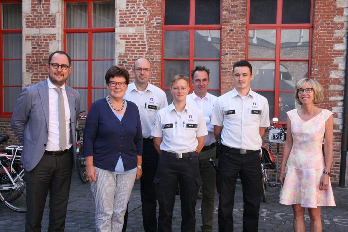 Twee nieuwe hoofdinspecteurs leggen eed af | Kortrijk | hln.be