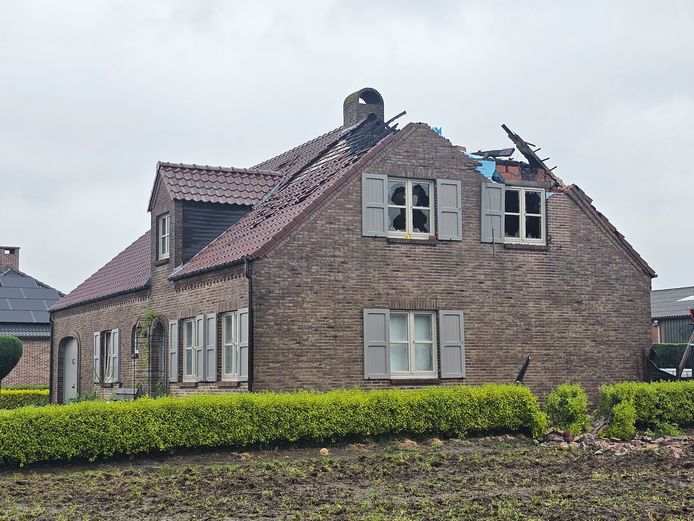 Blikseminslag zet huis in brand: “Hoogzwangere vrouw naar ziekenhuis ...