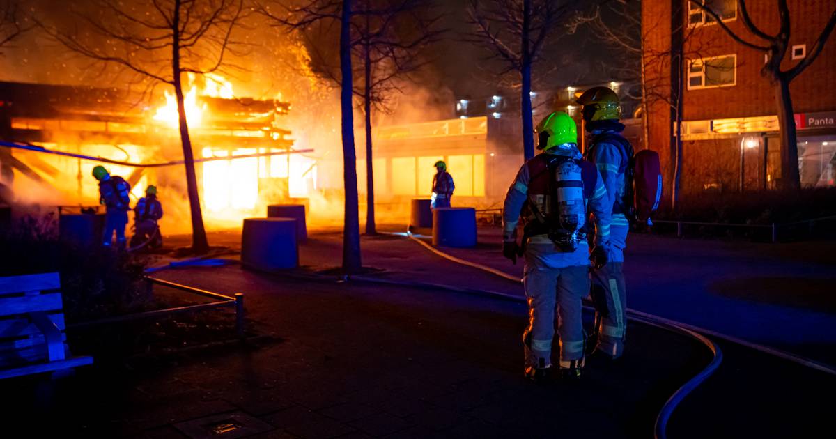 Veel rookontwikkeling bij brand in stomerij in Rotterdam-Lombardijen ...