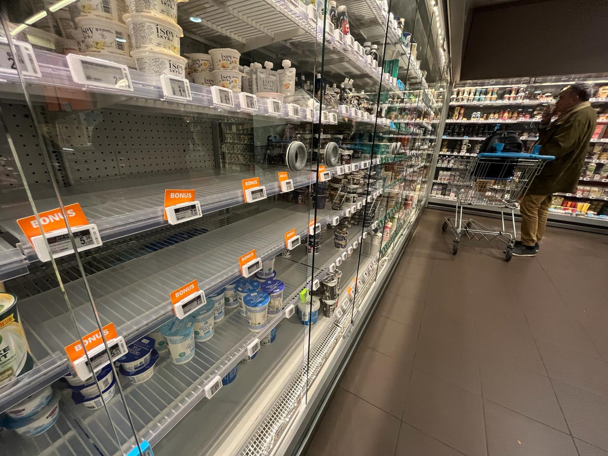Supermarkten vullen lege rekken aan: nog enkele dagen problemen | Foto ...