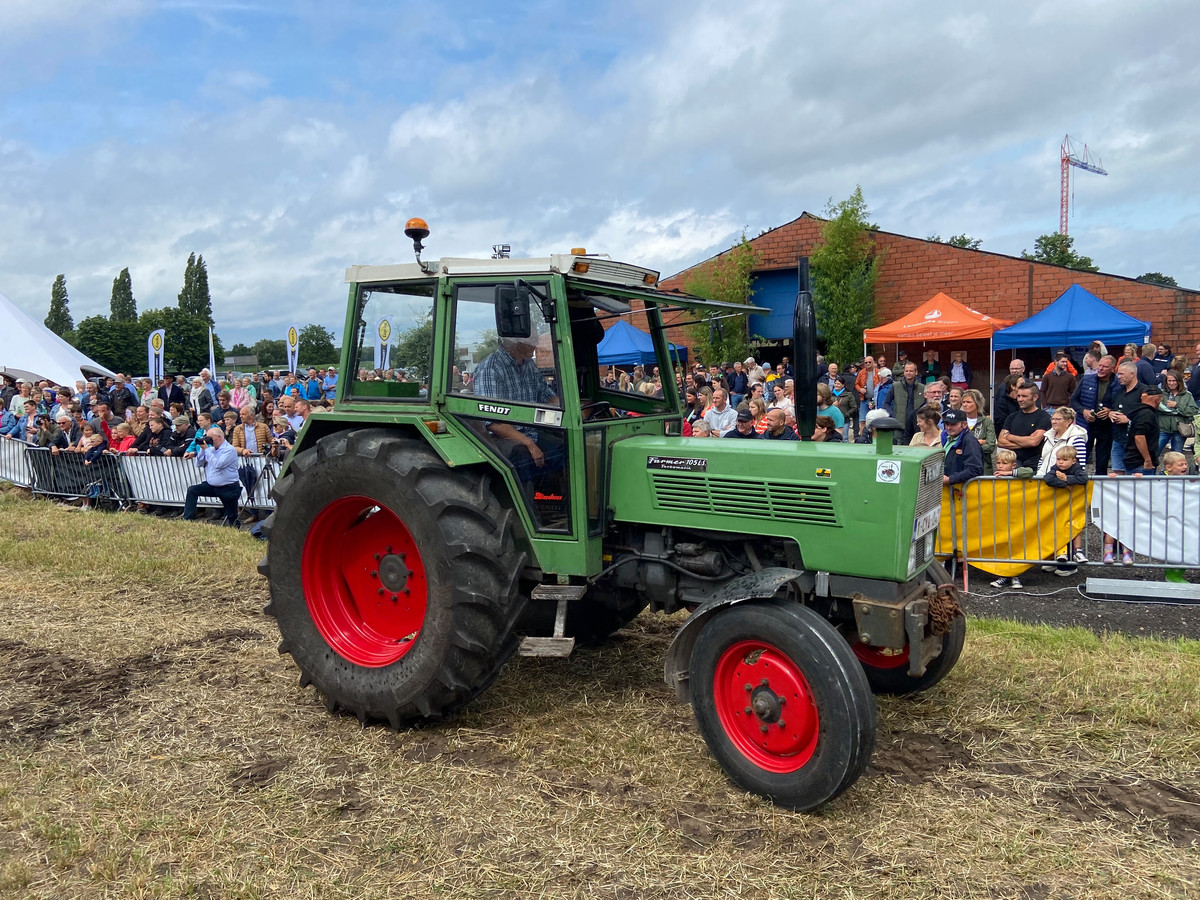 Bijna 300 landbouwvoertuigen laten zich wijden ten voordele van weide ...