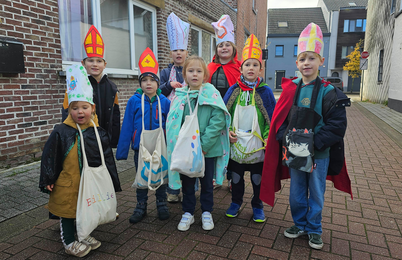 IN BEELD. Kinderen trekken de straat op om Sint-Mette te vieren | Foto ...