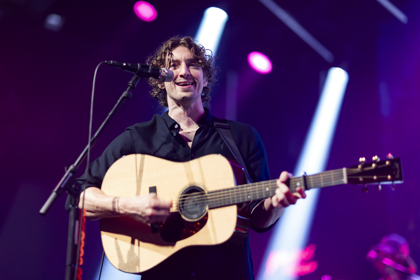 KIJK. Dean Lewis live op eerste Sunset Concert van Q-Beach House ...