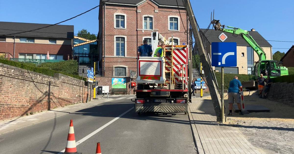 Geknakte verlichtingspaal zorgt voor verkeershinder: omleiding langs ...