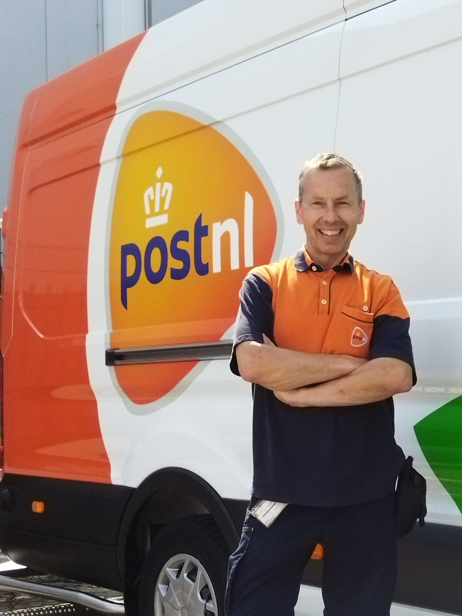 Tom brengt zaterdag na 34 jaar zijn allerlaatste pakketjes rond, en het ...