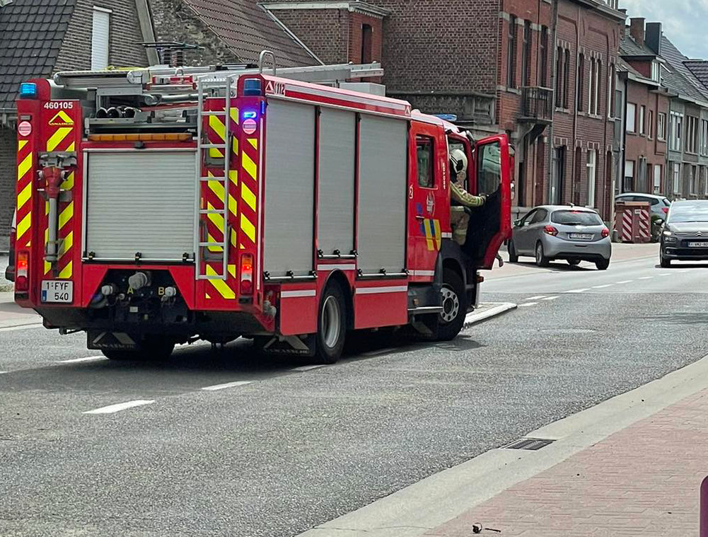 23-jarige vrouw botst op geparkeerde wagen | Foto | hln.be 23-jarige vrouw botst op geparkeerde wagen | Foto | hln.be