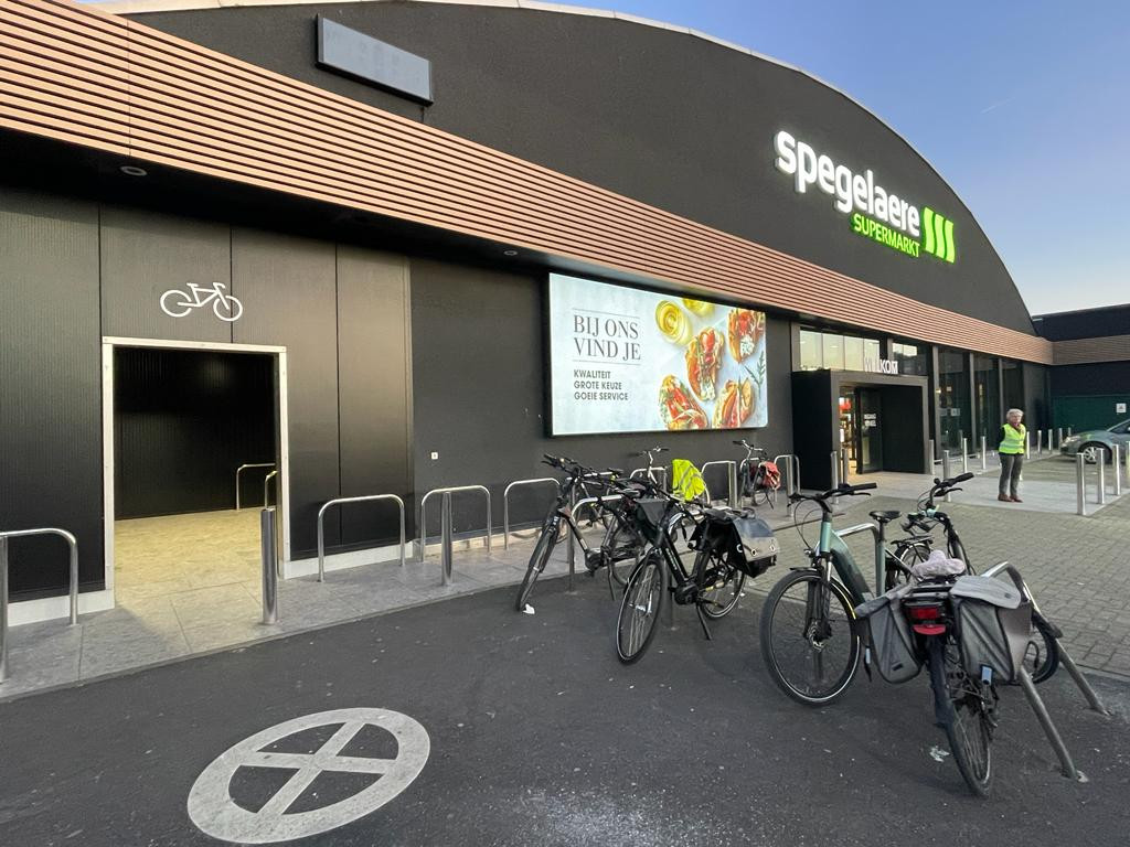 Fietseling zet supermarkt Spegelaere in de bloemetjes voor ...