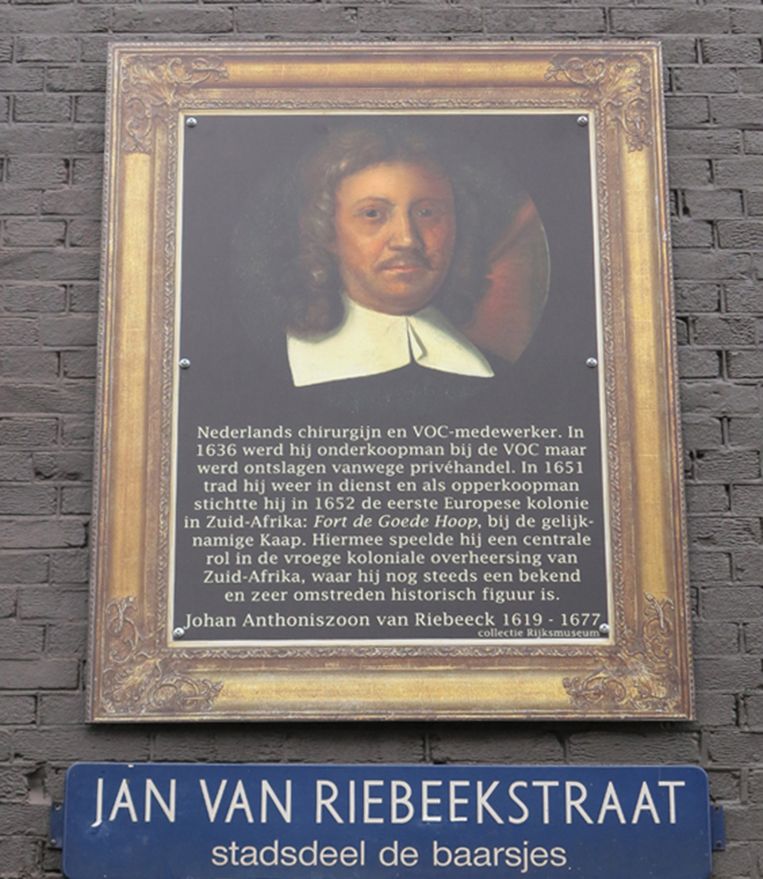 Straatnaambordjes voorzien van toelichting: ‘Zwijg het verleden niet dood’