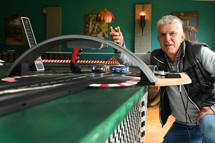 Jos heeft een autoracebaan op het het overdekte zwembad in zijn tuin ...