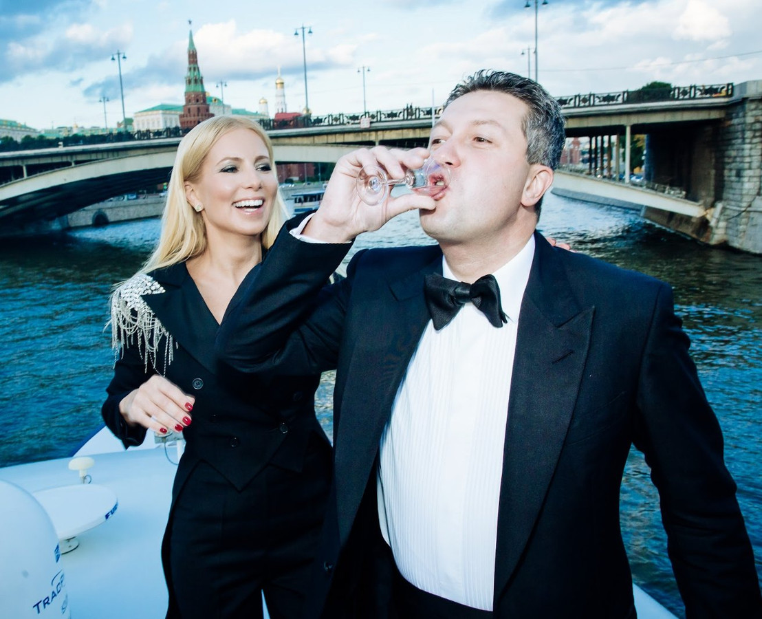 Vrouw van Russische legerleider slaagt erin om ondanks sancties ...