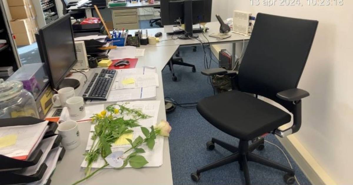 Vredesactivisten leggen bloemen neer op leeg kantoor militair terrein ...