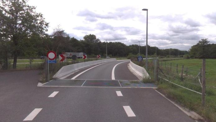 Veerooster aan oprit E34 krijgt opknapbeurt | Arendonk | hln.be