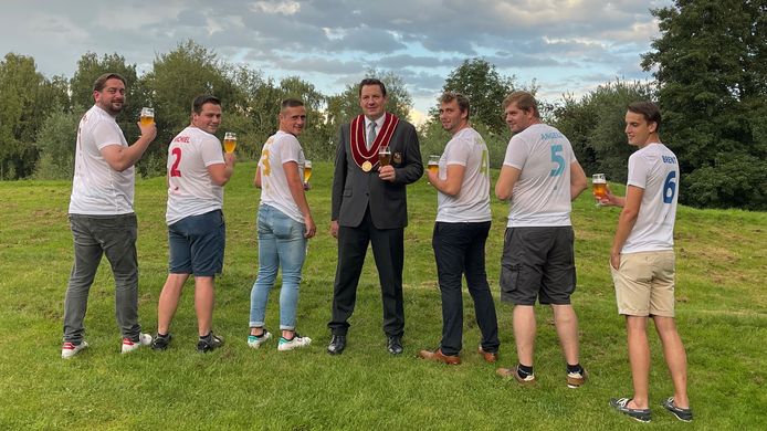 Orde van de Ezel gaat op zoek naar nieuwe ‘Koning Ezel’ tijdens ...