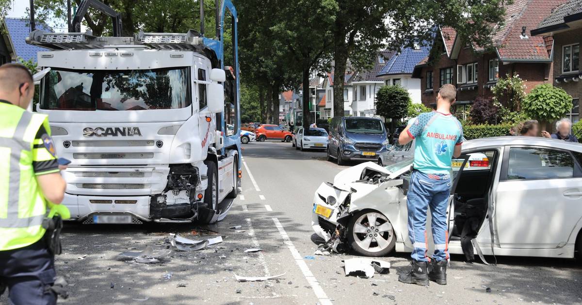 Gewonde na aanrijding tussen personenauto en vrachtwagen op Steenhoffstraat in Soest | 112 ...