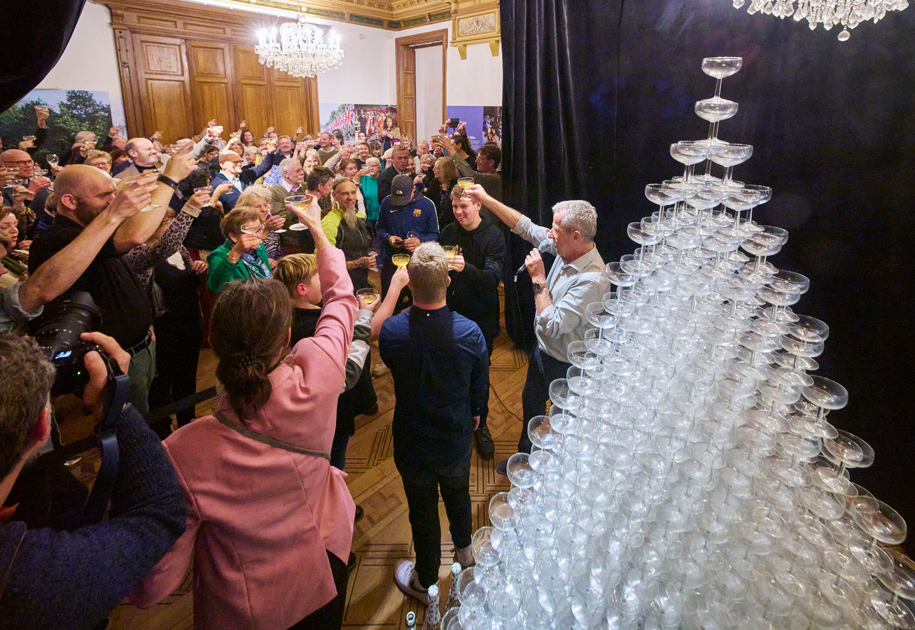 Met champagnepiramide en een zwaardvechter viert Museum Jan Cunen ...