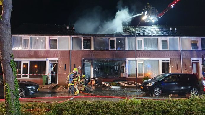 Vrouw rent zwaargewond uit brandende woning na explosie: ‘We gaan niet ...