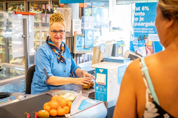 Jeannie ziet wereld veranderen in 50 jaar achter de kassa: ‘We moeten nu echt vaart maken’ | Den ...