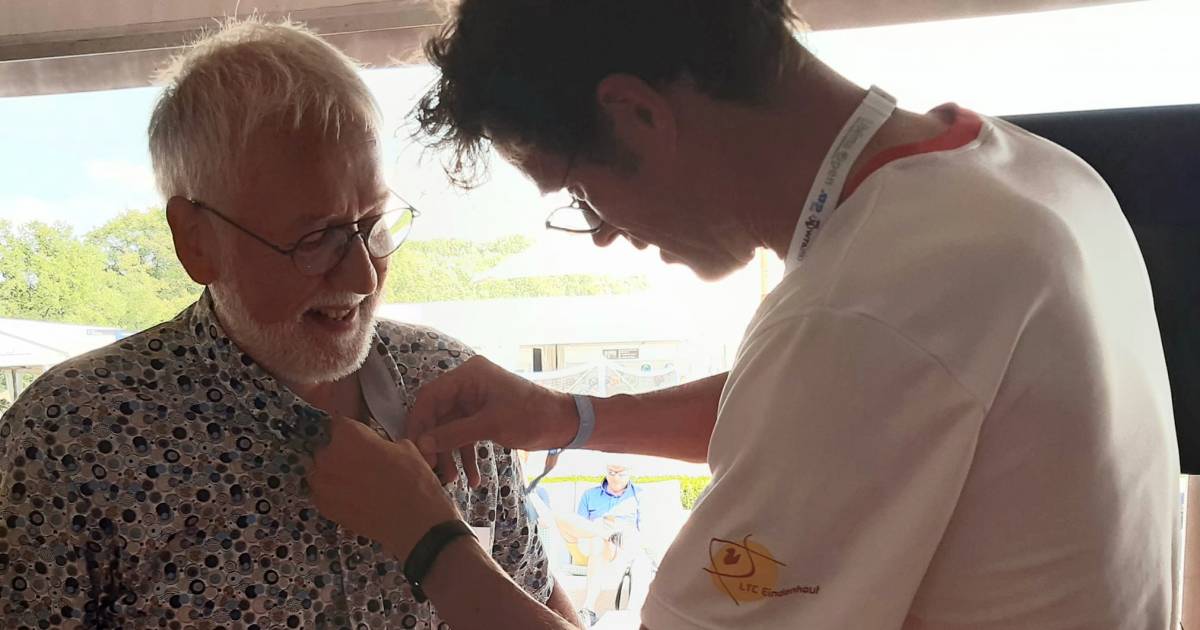 Arno van Trigt ontvangt zilveren bondsspeld voor vijftig jaar inzet in ...