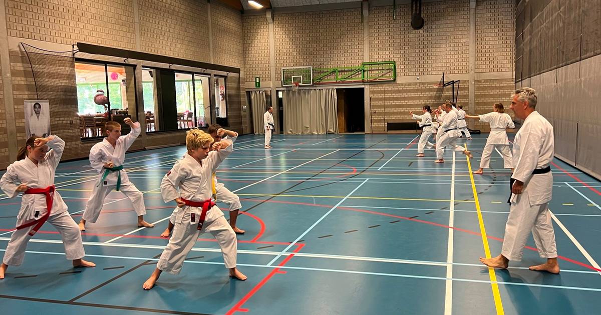 Tiental enthousiastelingen voor allereerste training nieuwe karateclub ...
