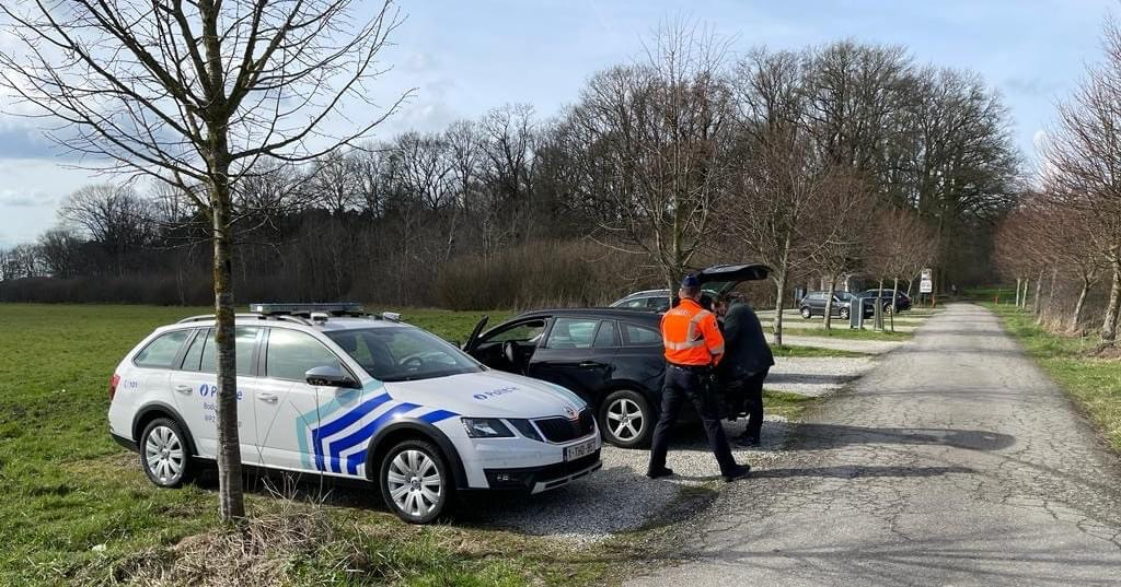 Fietsteam van politie houdt gerichte actie op sluikstort | Foto | hln.be