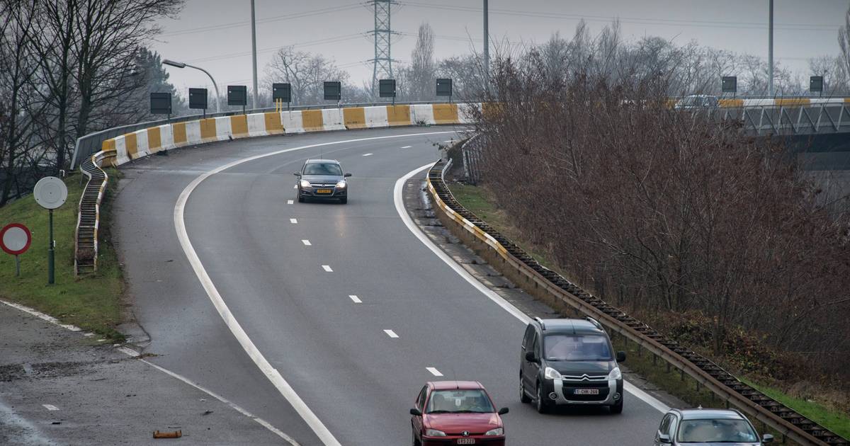 25 minuten aanschuiven op de E19 richting Brussel vanaf Zemst door een ...