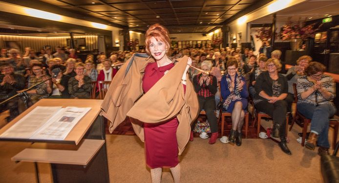 Marijke Helwegen bezoekt ZijActief Deurne, achter façade van botox ...