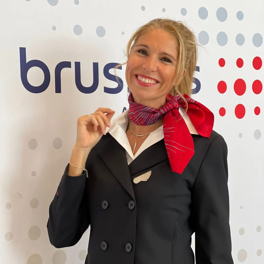 Lerares Eva werd op haar vijftigste stewardess: “Wat heb je aan een ...