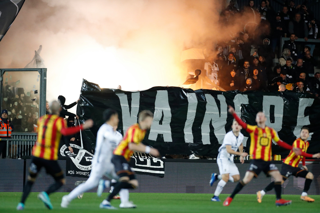 Politie zet sproeiwagen in tegen Charleroi-supporters: “Een agent werd ... Politie zet sproeiwagen in tegen Charleroi-supporters: “Een agent werd ...