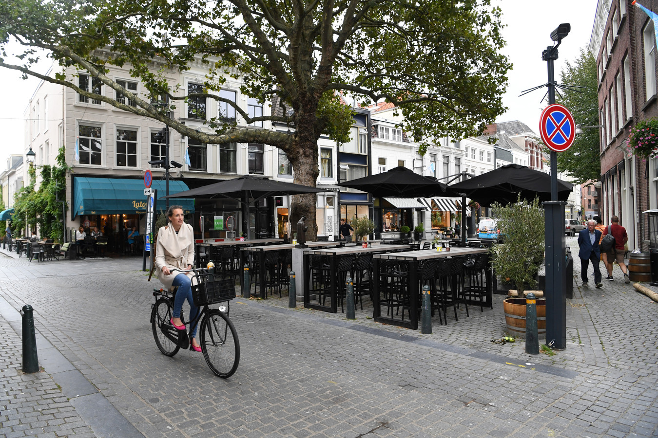 ‘Mijn vrouw kwam vol op haar gezicht terecht’: verhoging Veemarktplein ...