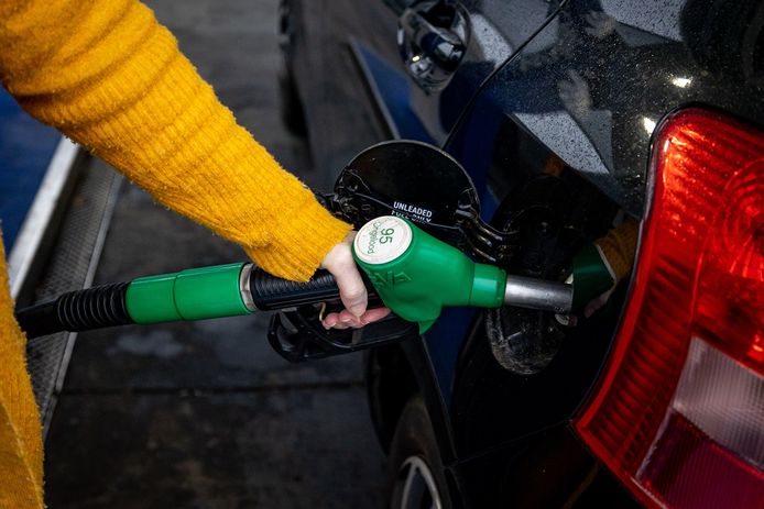 Je stopt met tanken, maar de benzine spuit er uit tot er 200 euro op ...