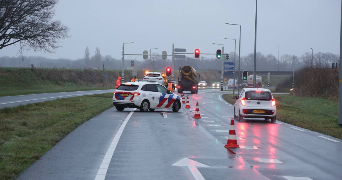 Drie auto's botsen op elkaar op N346 bij Delden, bestuurders komen met schrik vrij | Hof van ...