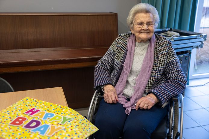 102 kaarsjes voor Hilda De Visscher: massa kaartjes om dat te vieren ...