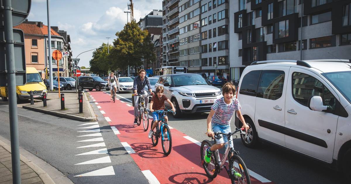 Rode strook met witte strepen... een fietspad | Gent | hln.be