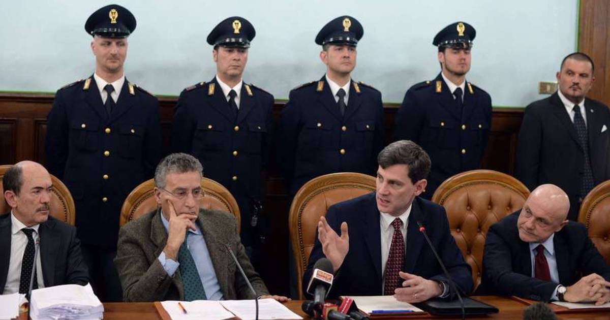 Italiaanse politie en FBI rollen enorm maffianetwerk op | Buitenland ...