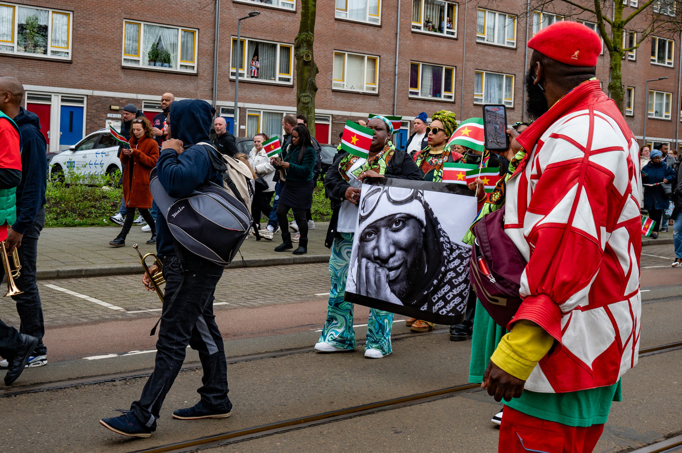 Fans, familie en vrienden komen samen voor rouwstoet overleden rapper ...