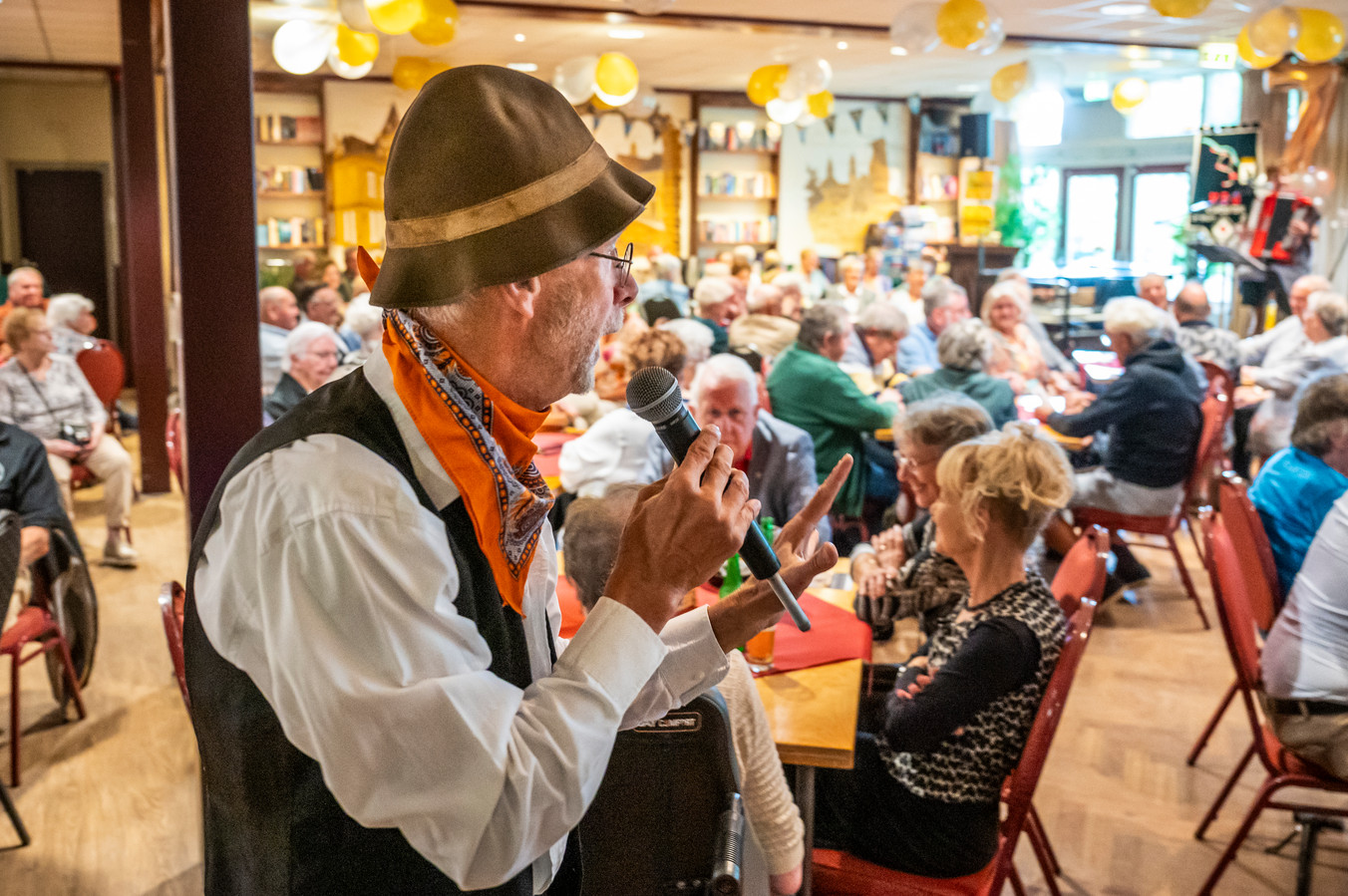 De ‘krachtige ouderen’ uit Ravenstein vieren feest – en ja, er zijn ook ...