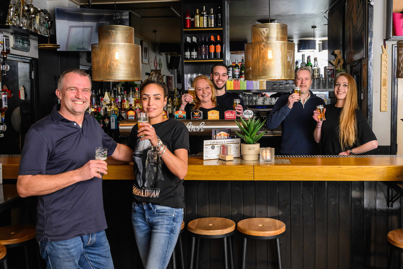 Arjen en Gusta stoppen: Jansen & Janssen overgenomen door de buren ...