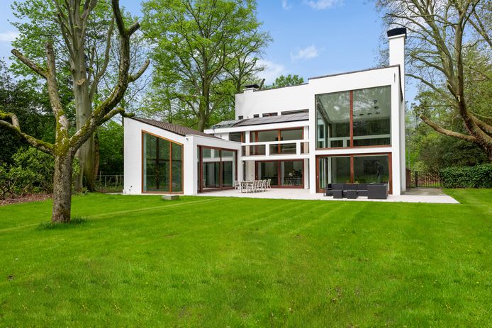 BINNENKIJKER. Voor net geen 3 miljoen euro is deze architectenvilla in Brasschaat van u ...