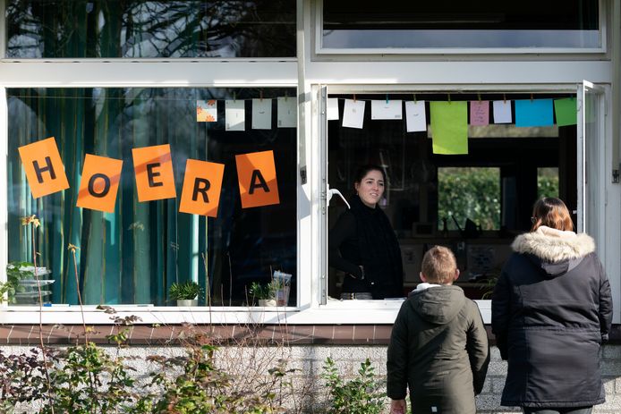 Reünie op basisschool Meerdijk: nog één keer door het schoolgebouw ...