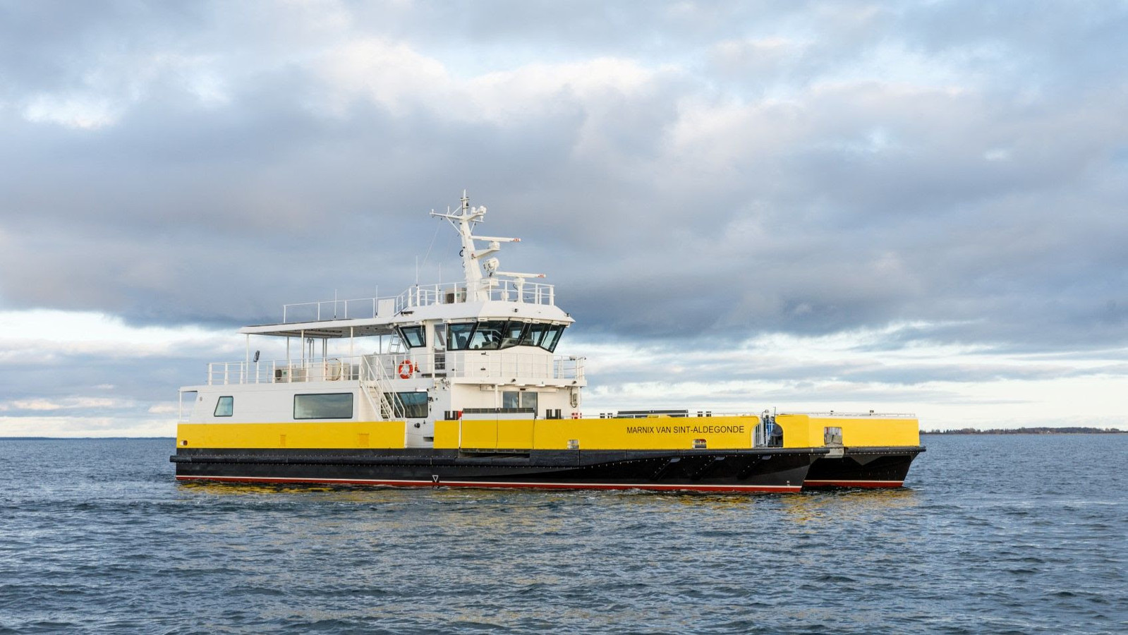 Nieuwe veerboot met zonnepanelen vaart tussen stad en Linkeroever ...