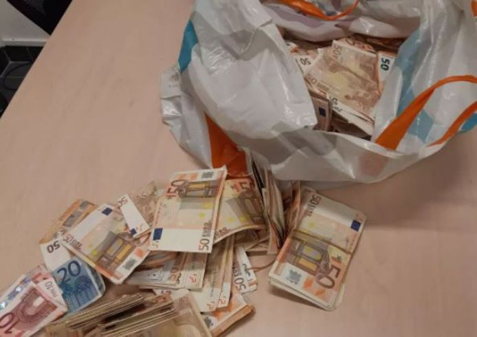 Verwarde Eindhovenaar opgepakt met ruim 40.000 euro cash in plastic tas ...