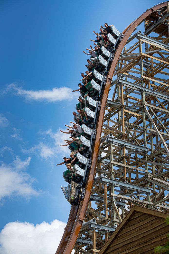 Beleef het mee: de eerste rit in de nieuwe achtbaan van Walibi Holland ...