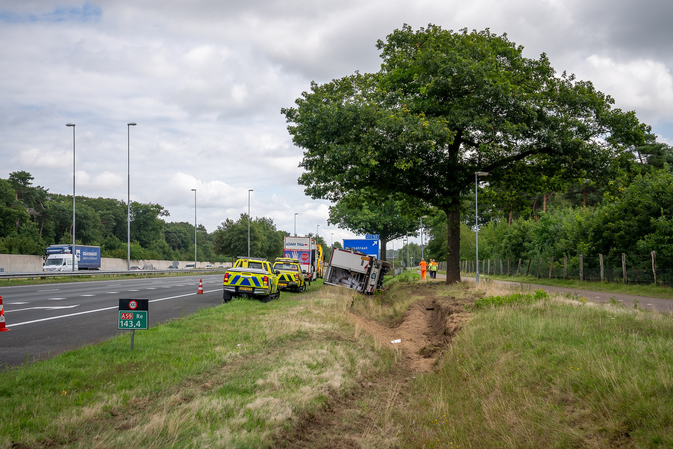 Vrachtwagen met farmaceutische middelen gekanteld naast de A59 bij ...