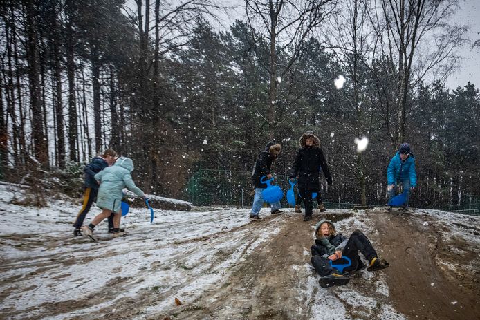 IN BEELD. Sneeuw zorgt voor speeltijd vol plezier in basisschool ...