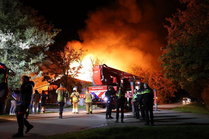Drie schuren verwoest bij grote brand bij Ens, brandweer probeert een vierde schuur te redden ...
