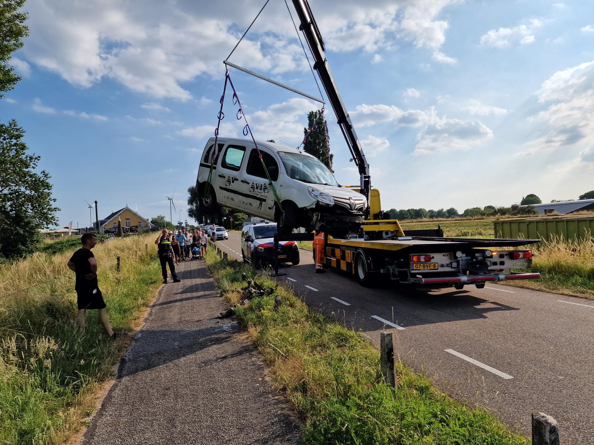 Wijk je uit voor een tegenligger, raakt je auto total loss op een serie ...