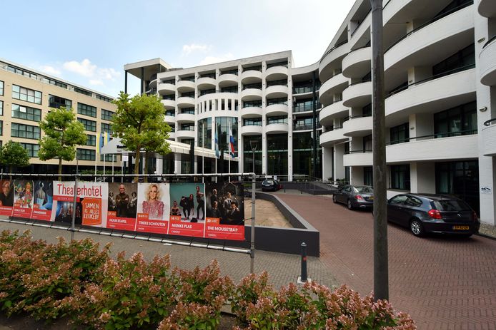 Almelose politiek worstelt met peperdure verbouwing Theaterhotel: ‘Een ...