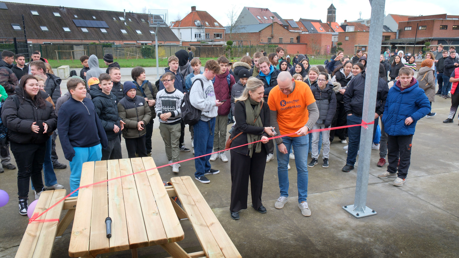 School in Kortrijk schrapt lessen na dreiging met schietincident ...